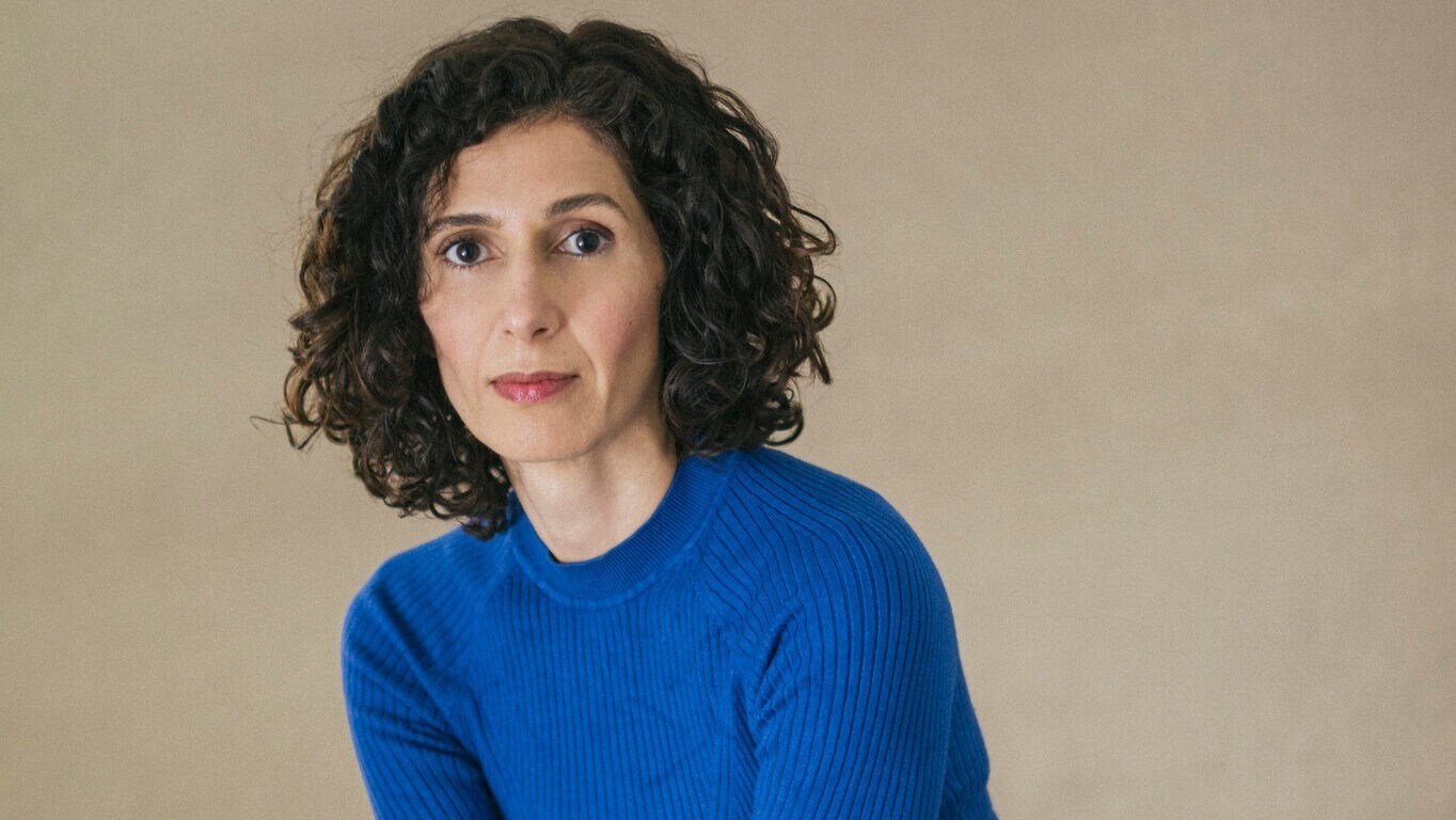 Nava Ebrahimi - In diesem Roman müssen alle Figuren Federn lassen ...