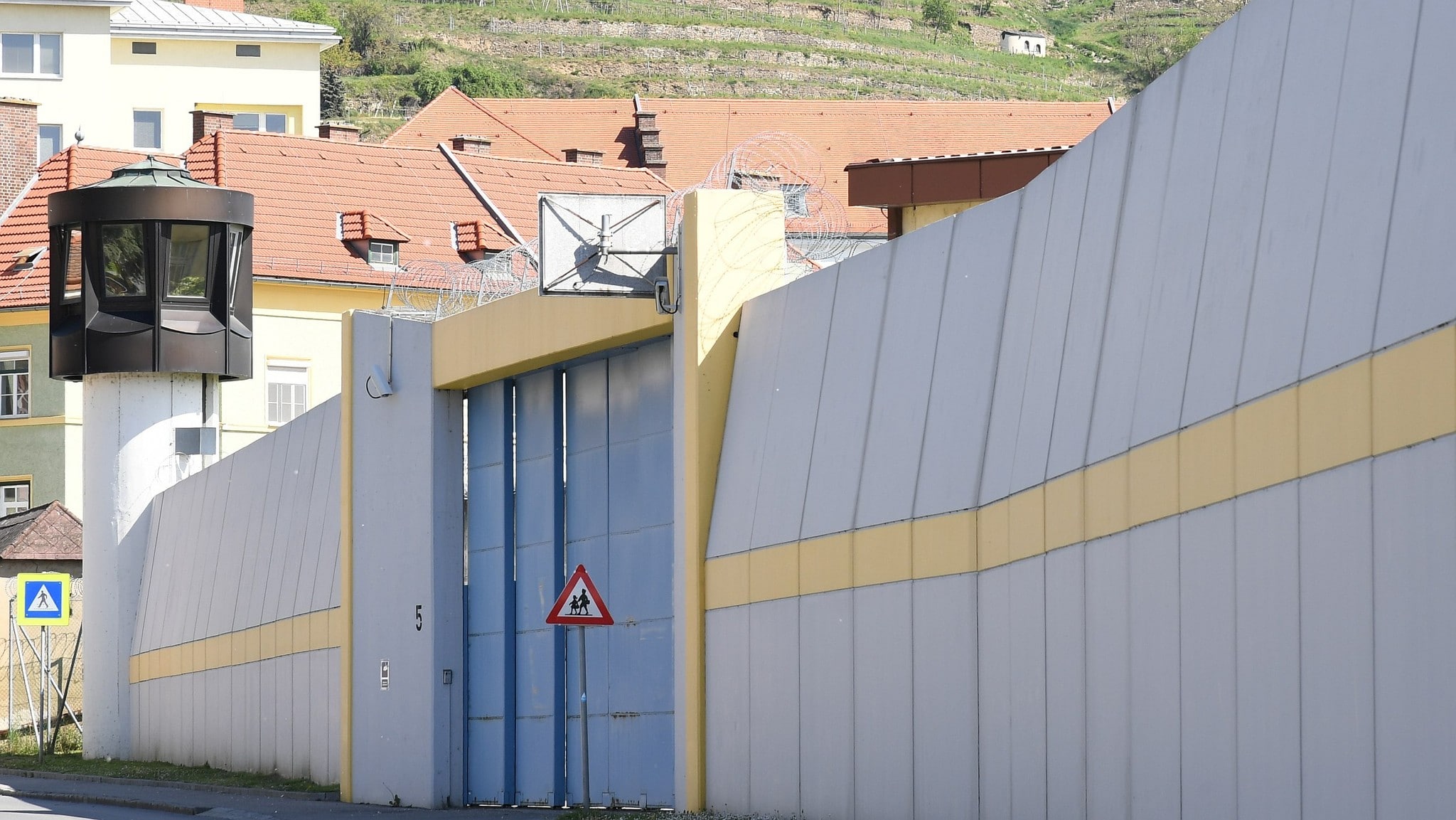 Waffe und Zombie-Droge - Haftrazzia bei „Gefährlichsten der ...