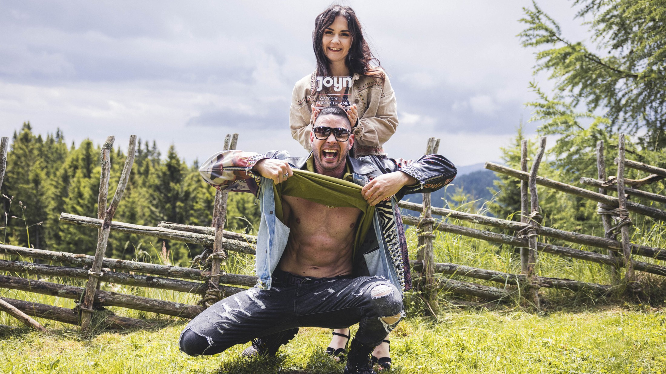 Ex-Verlobte auch dabei - Skandal-Bauer Lukas mit seiner Sandra im Forsthaus | krone.at