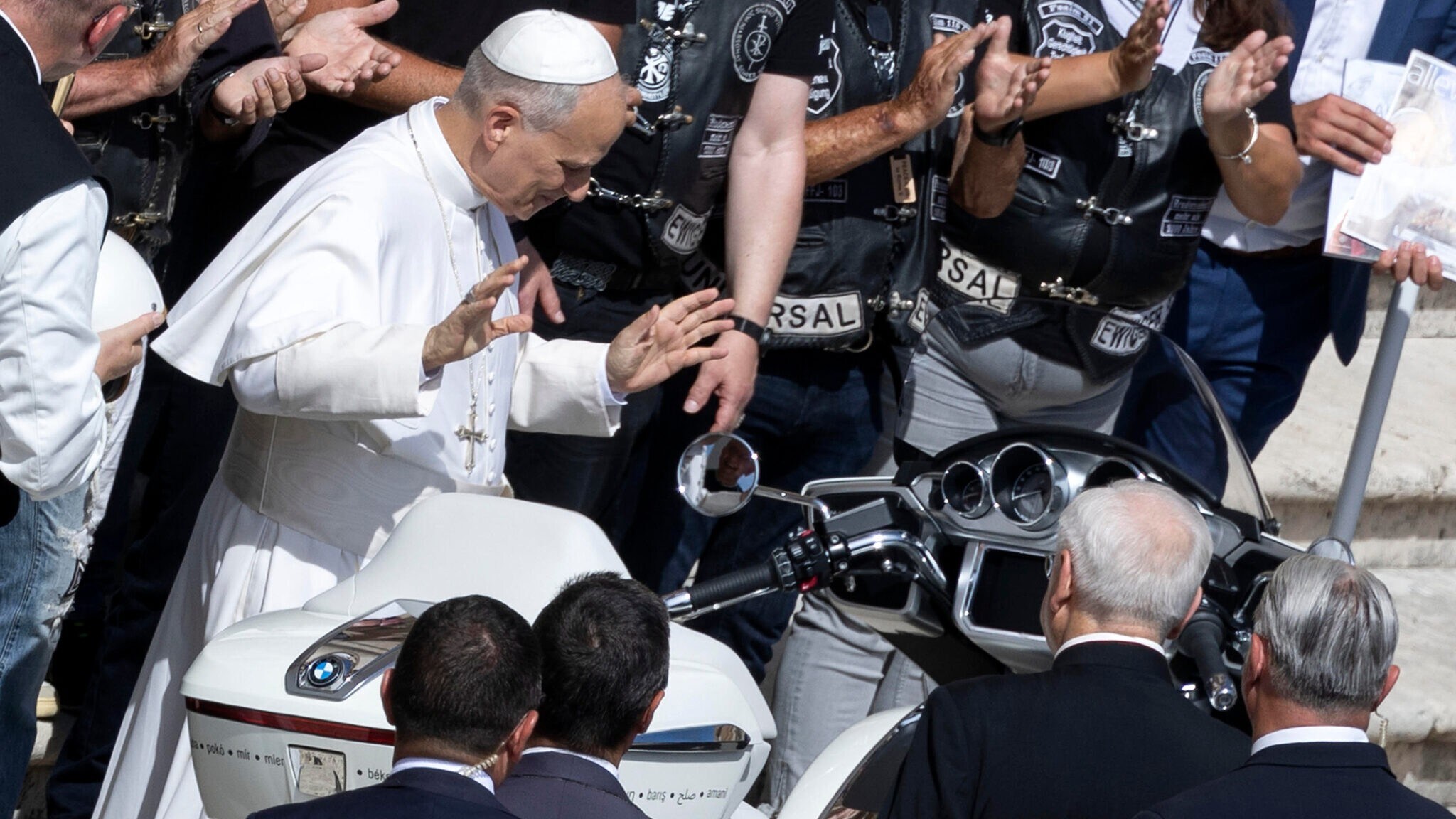 Ungewöhnliche Auktion - Signiertes Papst-Motorrad kommt unter den ...