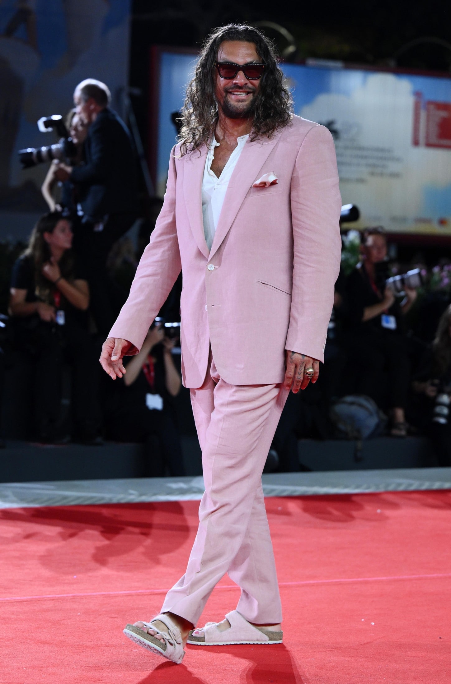 Aquaman jetzt Pinkman - Jason Momoa mit rosa Birkenstocks am Red Carpet ...
