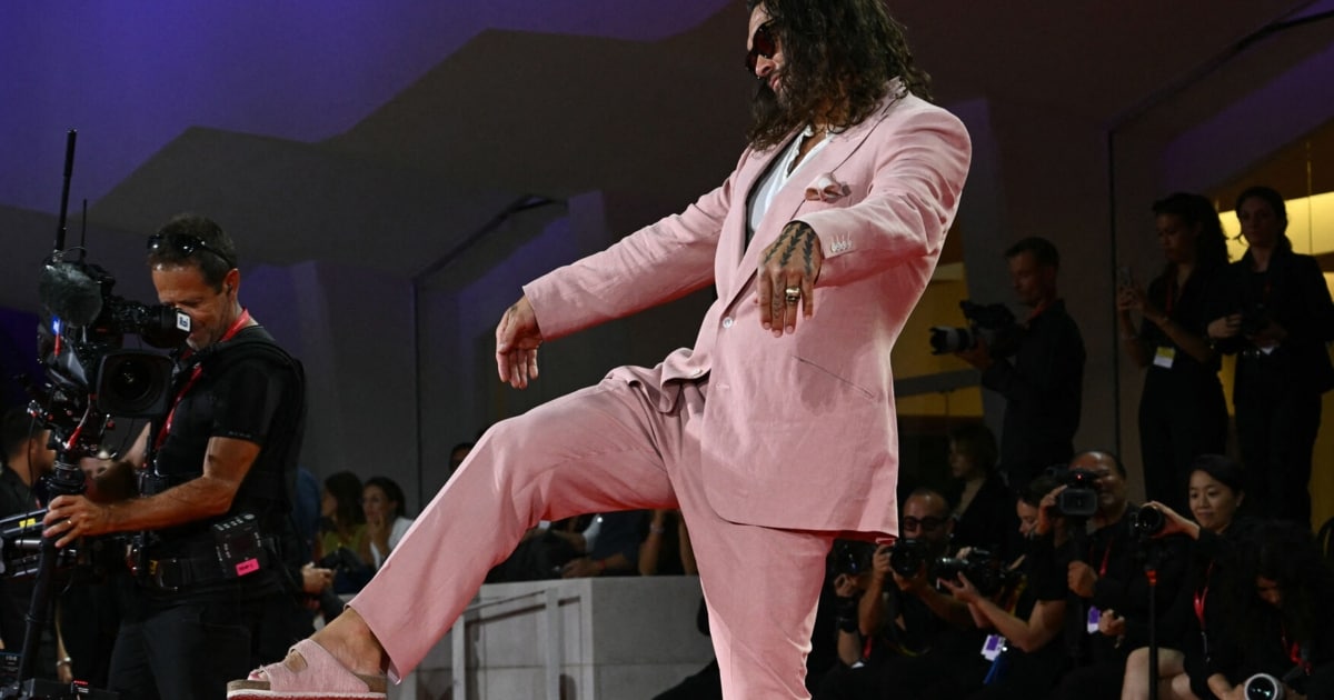Aquaman jetzt Pinkman - Jason Momoa mit rosa Birkenstocks am Red Carpet ...
