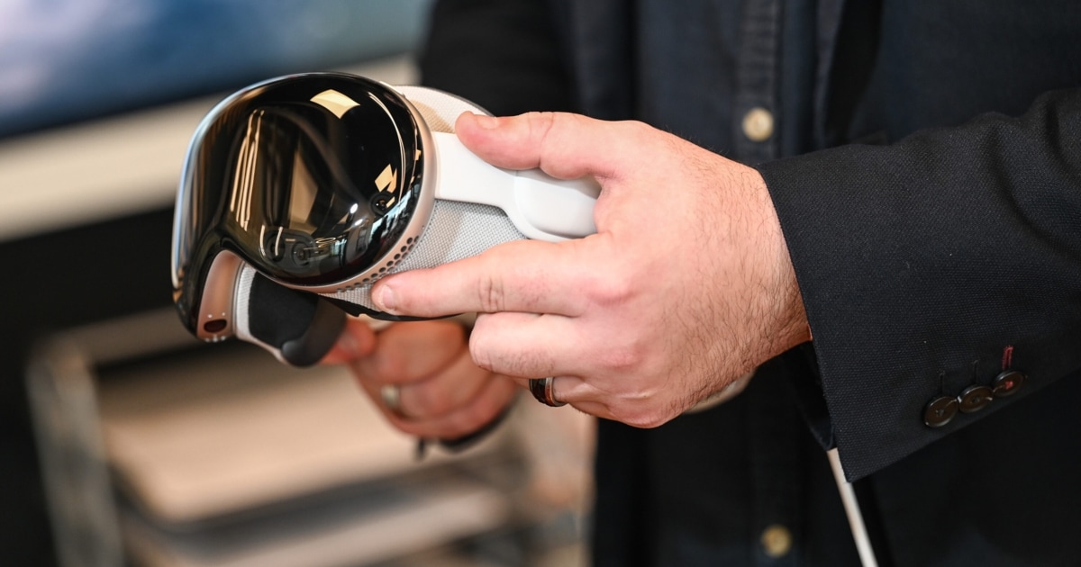 Sara shopia xx the lady is a nice petite young girl with a