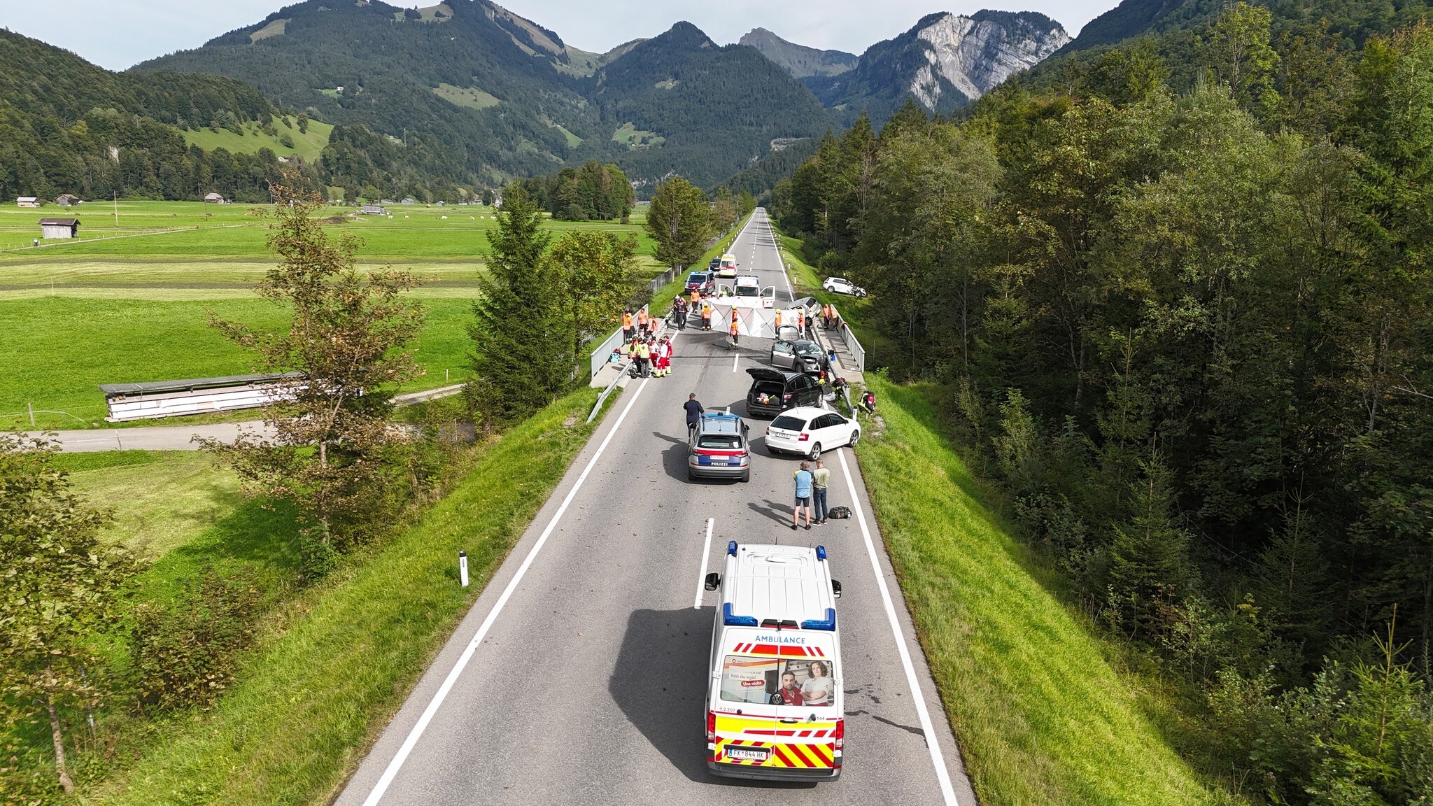 Straße gesperrt - Vier Schwerverletzte nach Frontalcrash auf L200 | krone.at