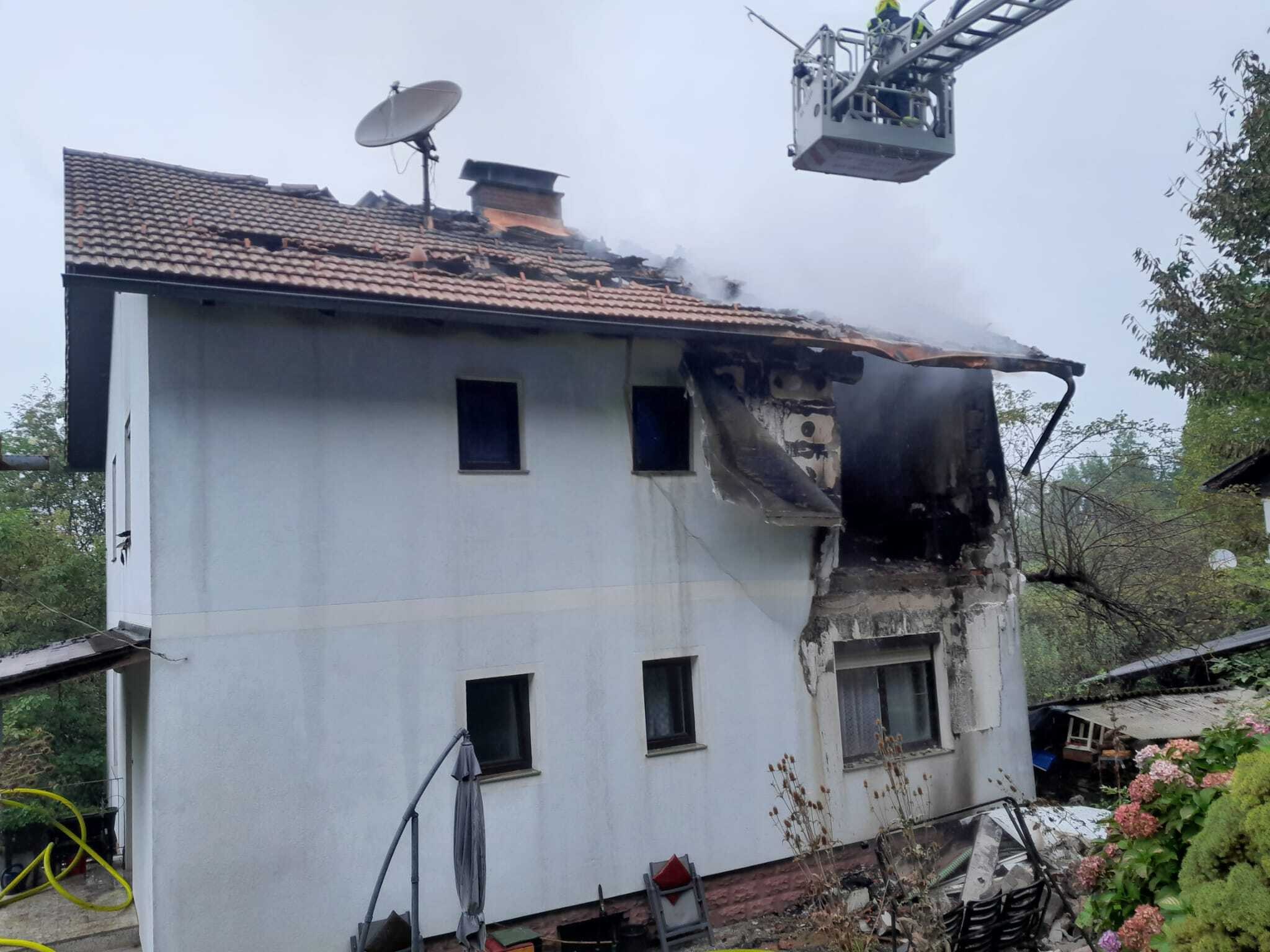 Feuerwehr-Großeinsatz - Haus stand in Vollbrand: Nachbarn retten ...
