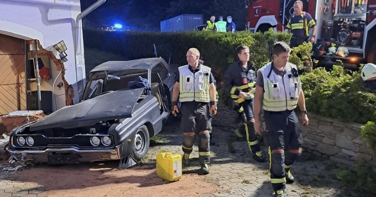 Auto nicht zugelassen - Steirer (28) kracht mit Oldtimer gegen Hausmauer | krone.at