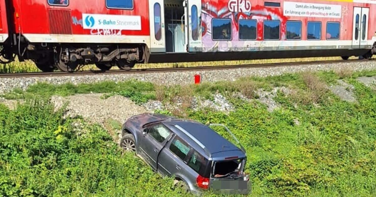 62-Jährige verletzt - Auto von Zug erfasst: Zehn Meter weggeschleudert ...