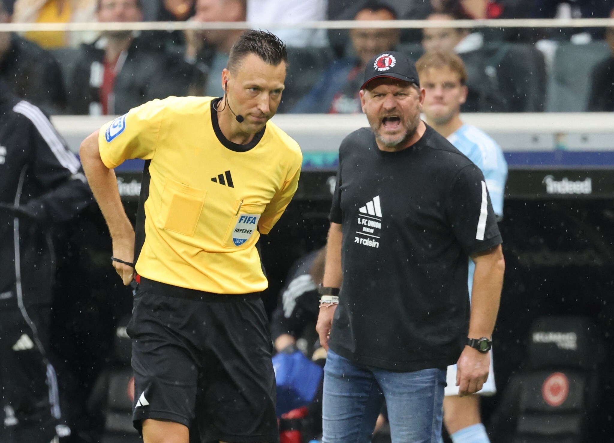 Strafe droht - Eklat! Trainer tobt und zeigt Schiri Mittelfinger | krone.at