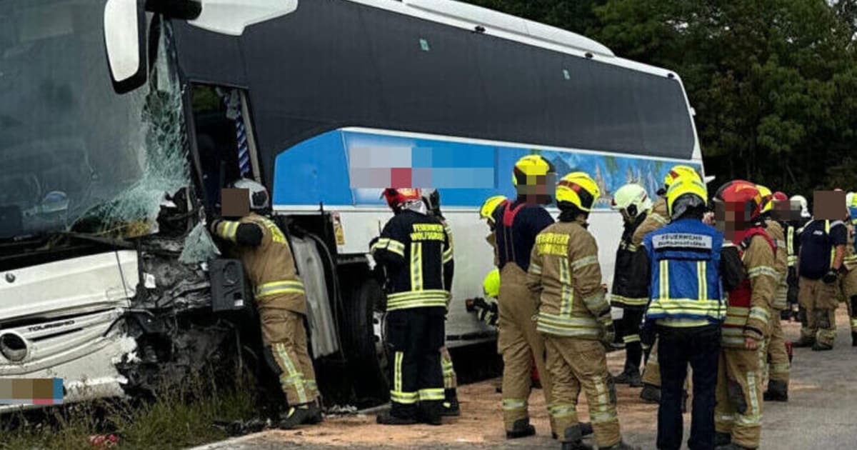 Verheerende Kollision - Pkw kracht in Reisebus: Lenker tot, zehn Verletzte | krone.at