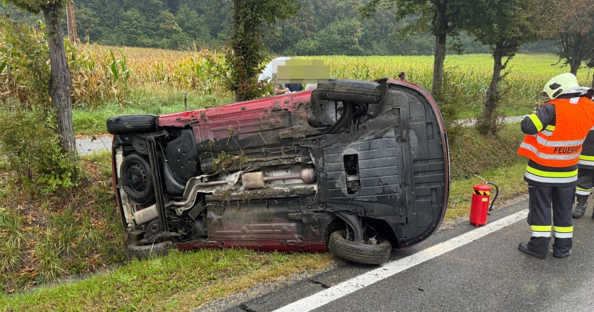 Regennasse Fahrbahn - Zwei Pkw bei Unfällen überschlagen: Lenker befreit | krone.at