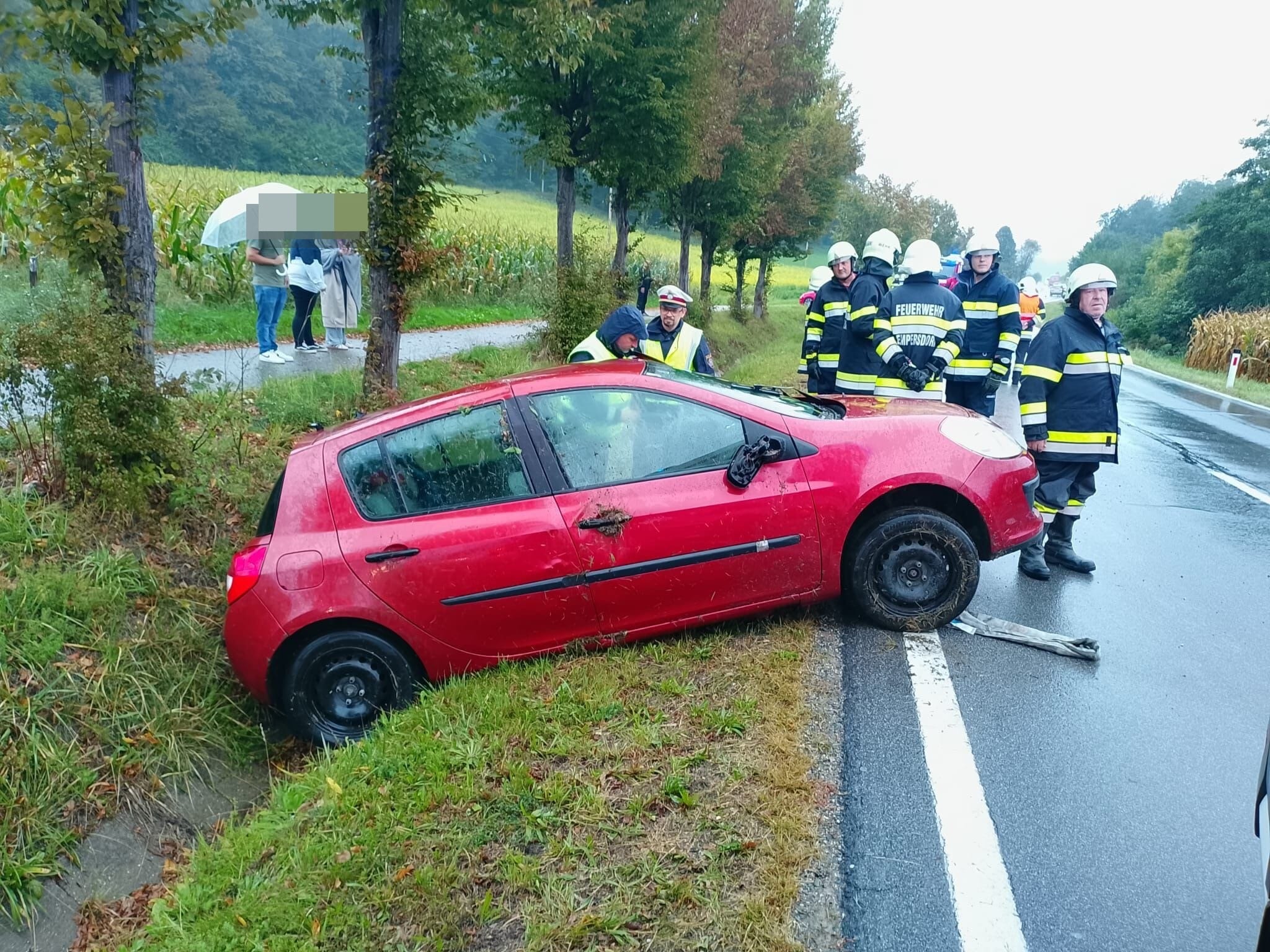 Regennasse Fahrbahn - Zwei Pkw bei Unfällen überschlagen: Lenker befreit | krone.at
