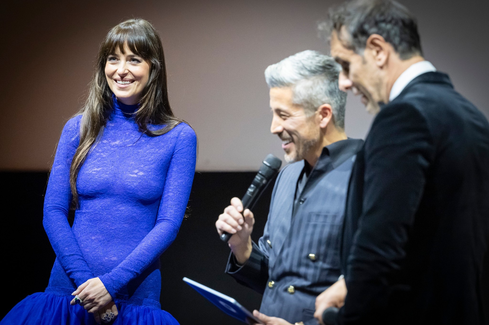 Tiefe Einblicke - Wow! Dakota Johnson im sexy No-Bra-Look in Zürich ...