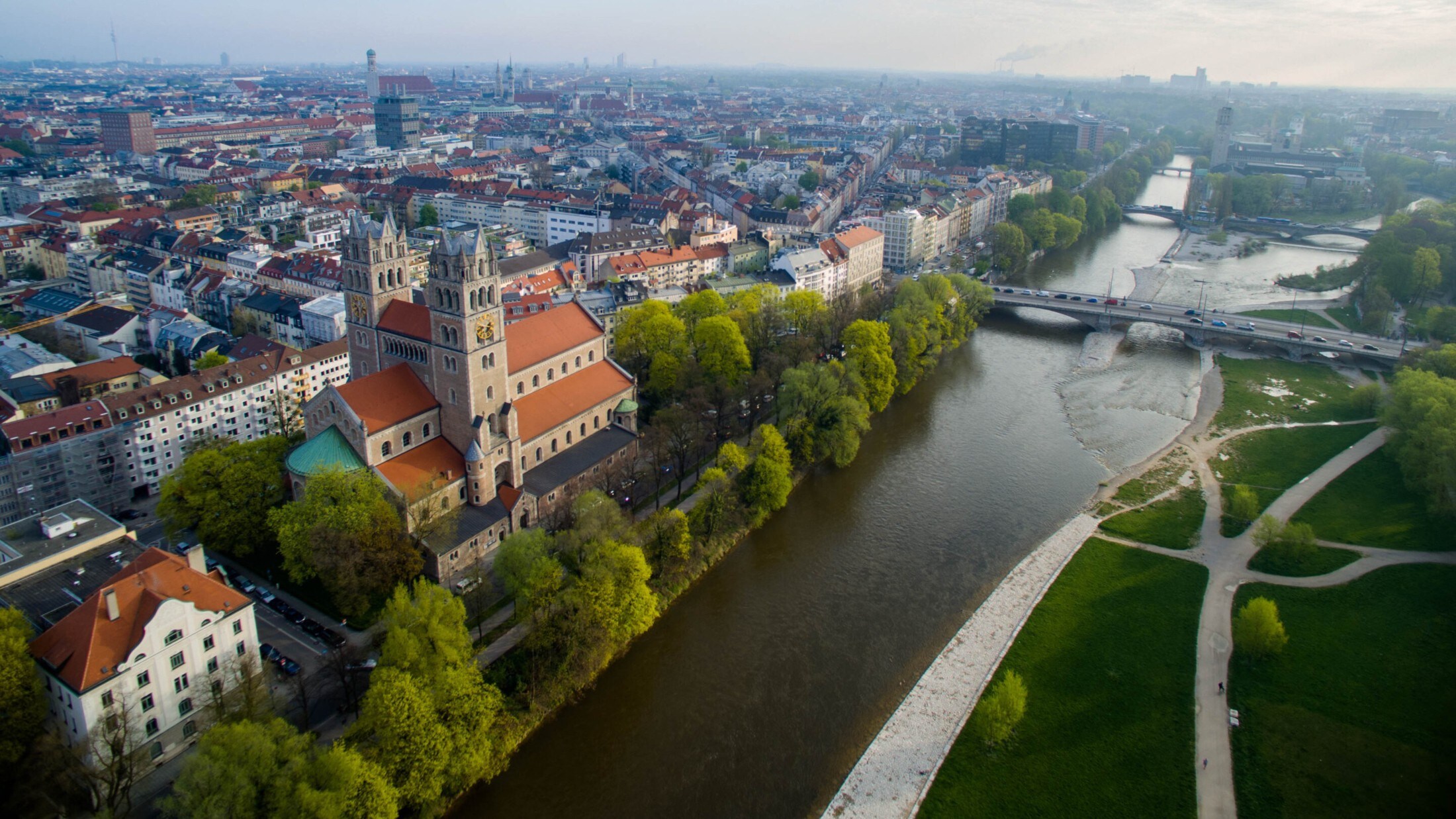 Drama an der Isar - Wiesn-Besucher rettet Seniorin (86) vor Ertrinken ...