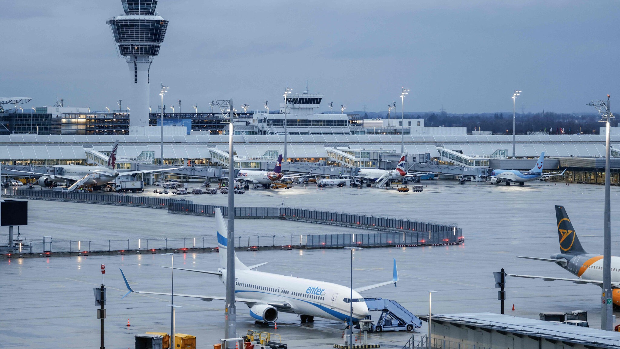 Heli stand im Einsatz - Nach Drohnenalarm: Flughafen München wieder ...