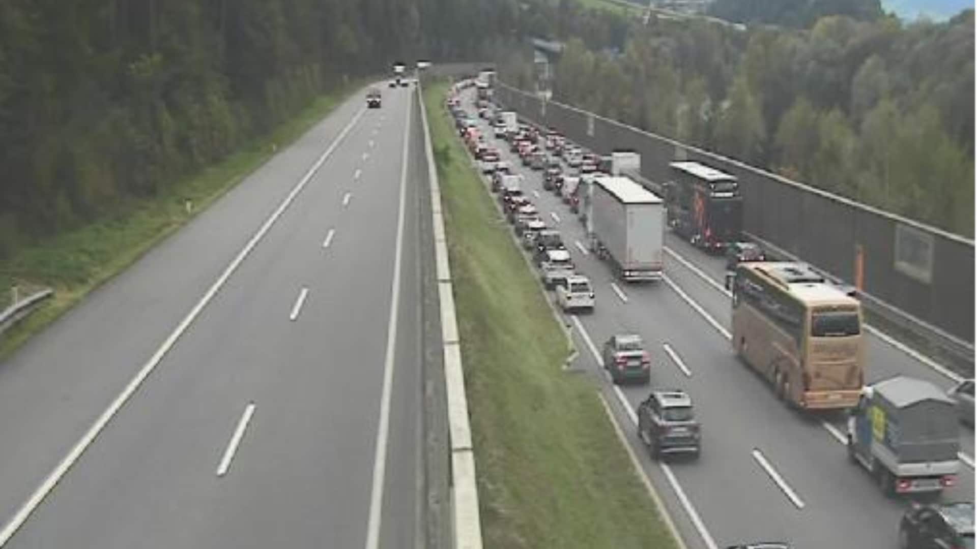 Tragödie bei Autobahn - Pkw fliegt über Brücke in den Inn: Lenker tot ...