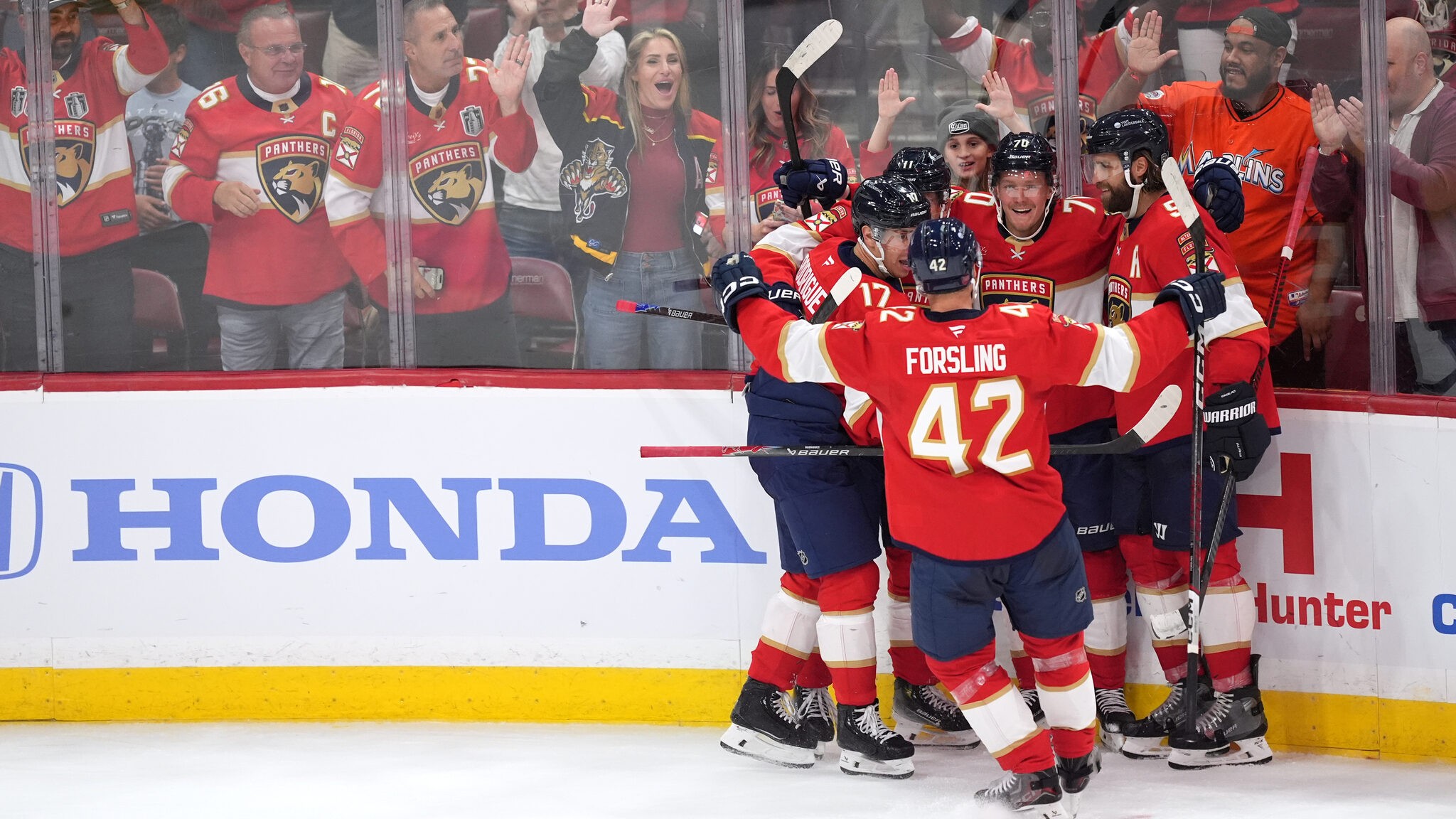 Panthers jubeln - NHL: Titelverteidiger eröffnen Saison mit Heimsieg ...
