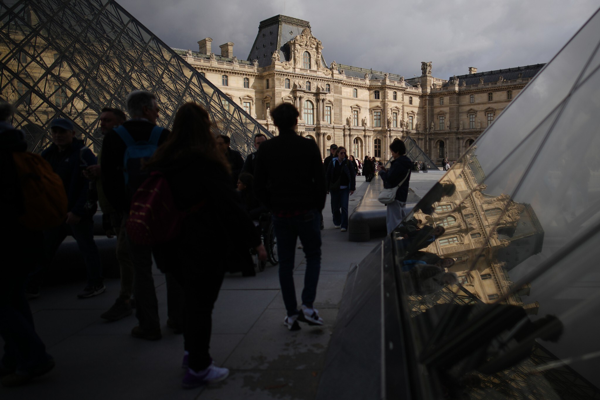 Mitarbeiter im Visier - Israelische Spione sollen Louvre-Diebe ...