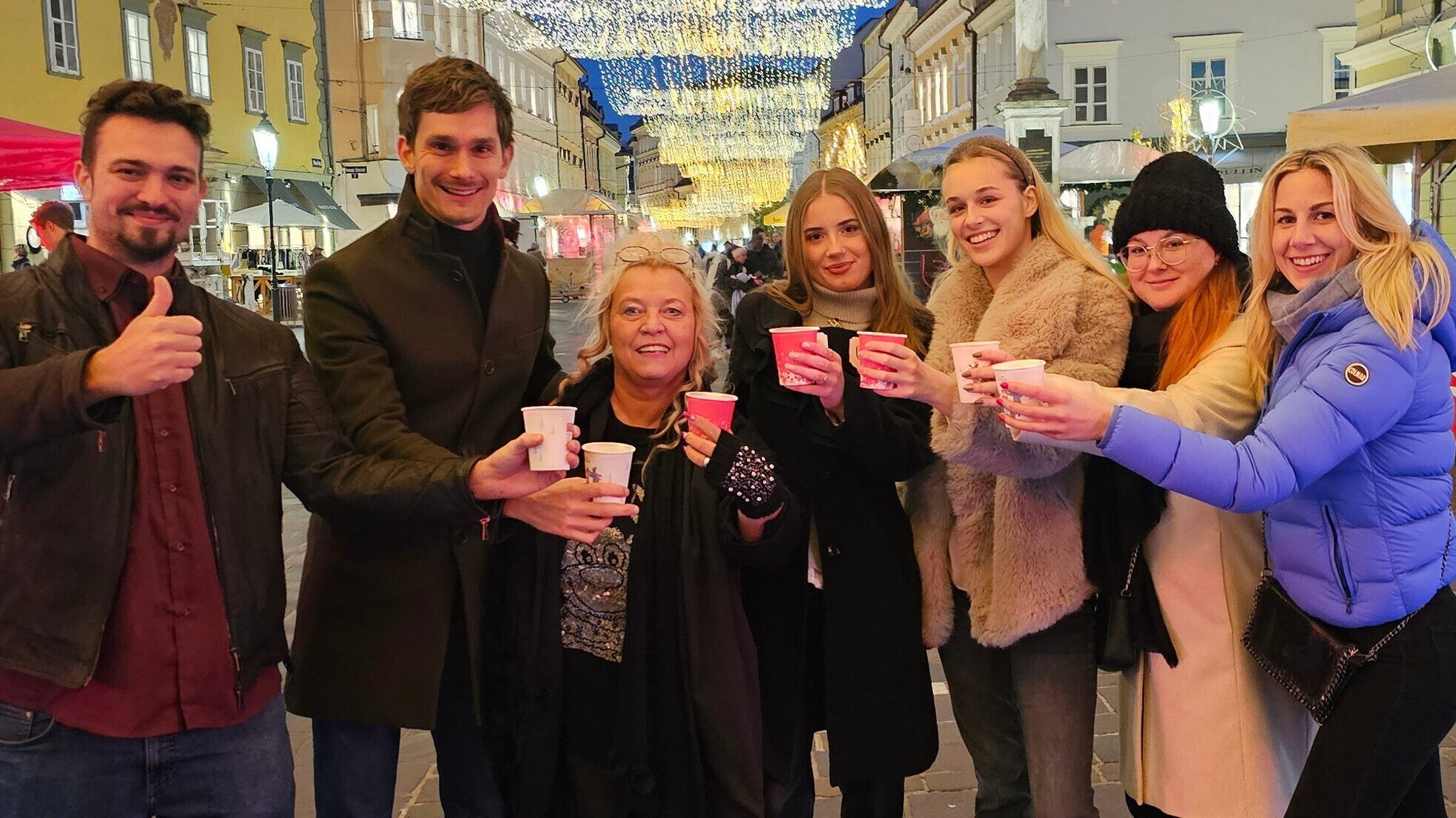 Glühwein-Opening - 4500 Gäste: Neues Konzept punktet bei Punsch-Fans ...