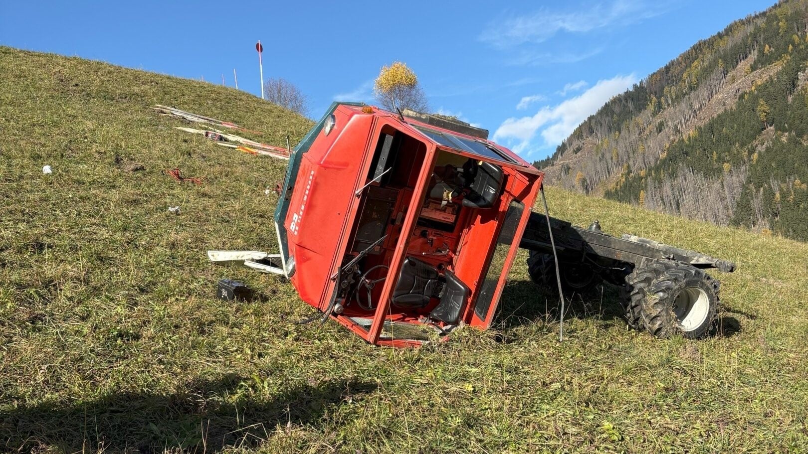 Schwer verletzt - Lenker bei Absturz aus Motorkarren geschleudert ...