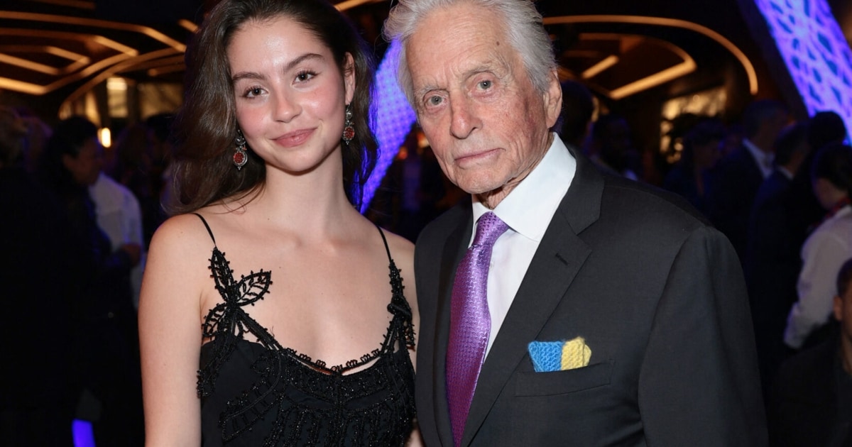 Papa Michael stolz - Carys Douglas: Wow-Auftritt in Mamas altem Kleid ...