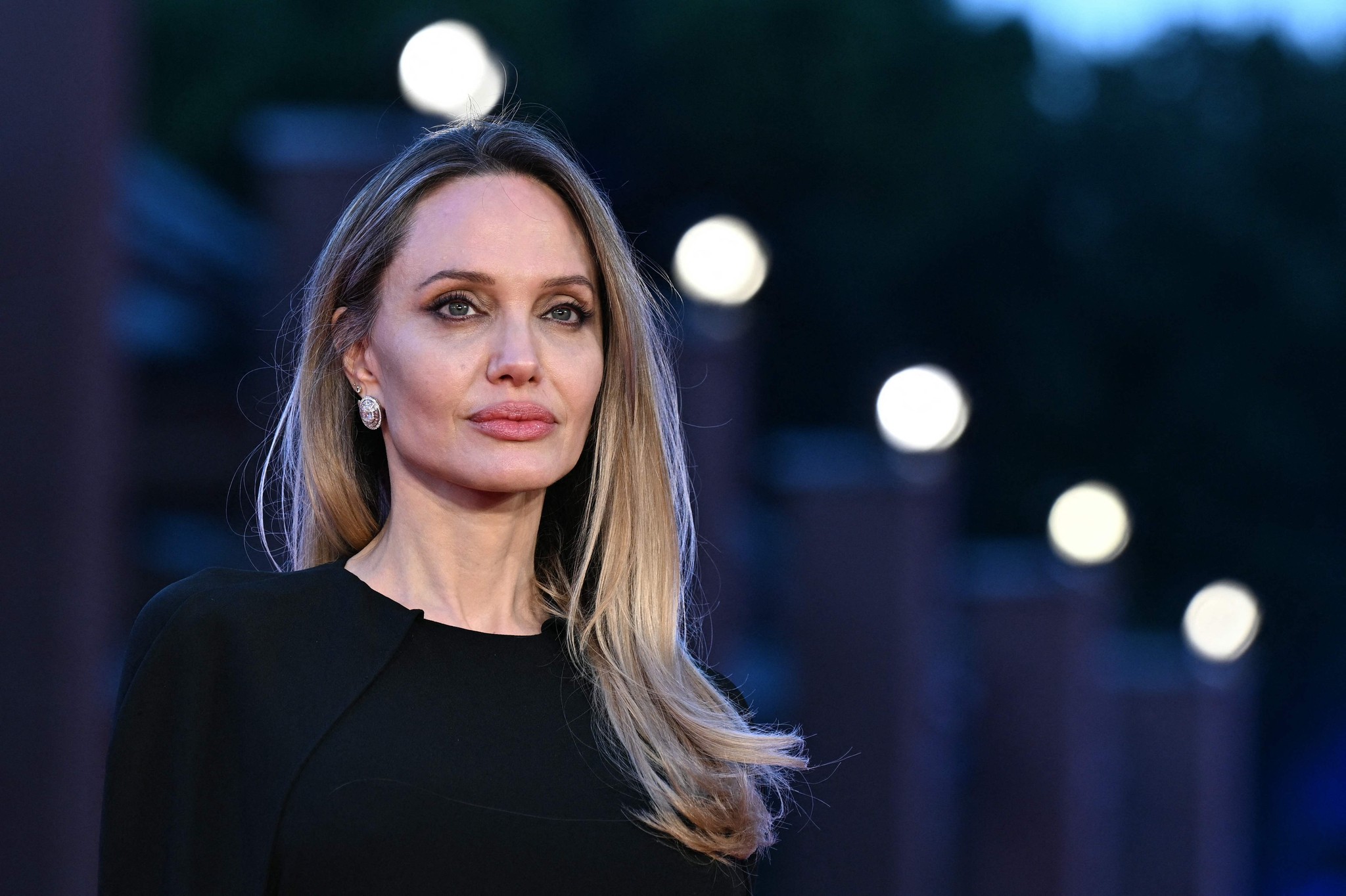 Anderen Mut machen - Schauspielerin Angelina Jolie zeigt ihre OP-Narben ...