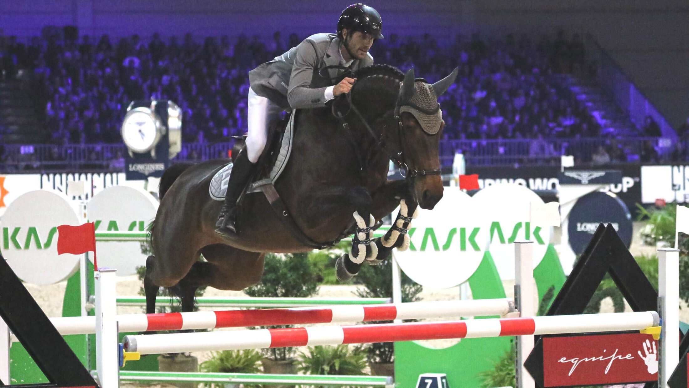 „Nicht akzeptabel“ - Springreiten: Neuer Skandal – nun um Olympiasieger ...