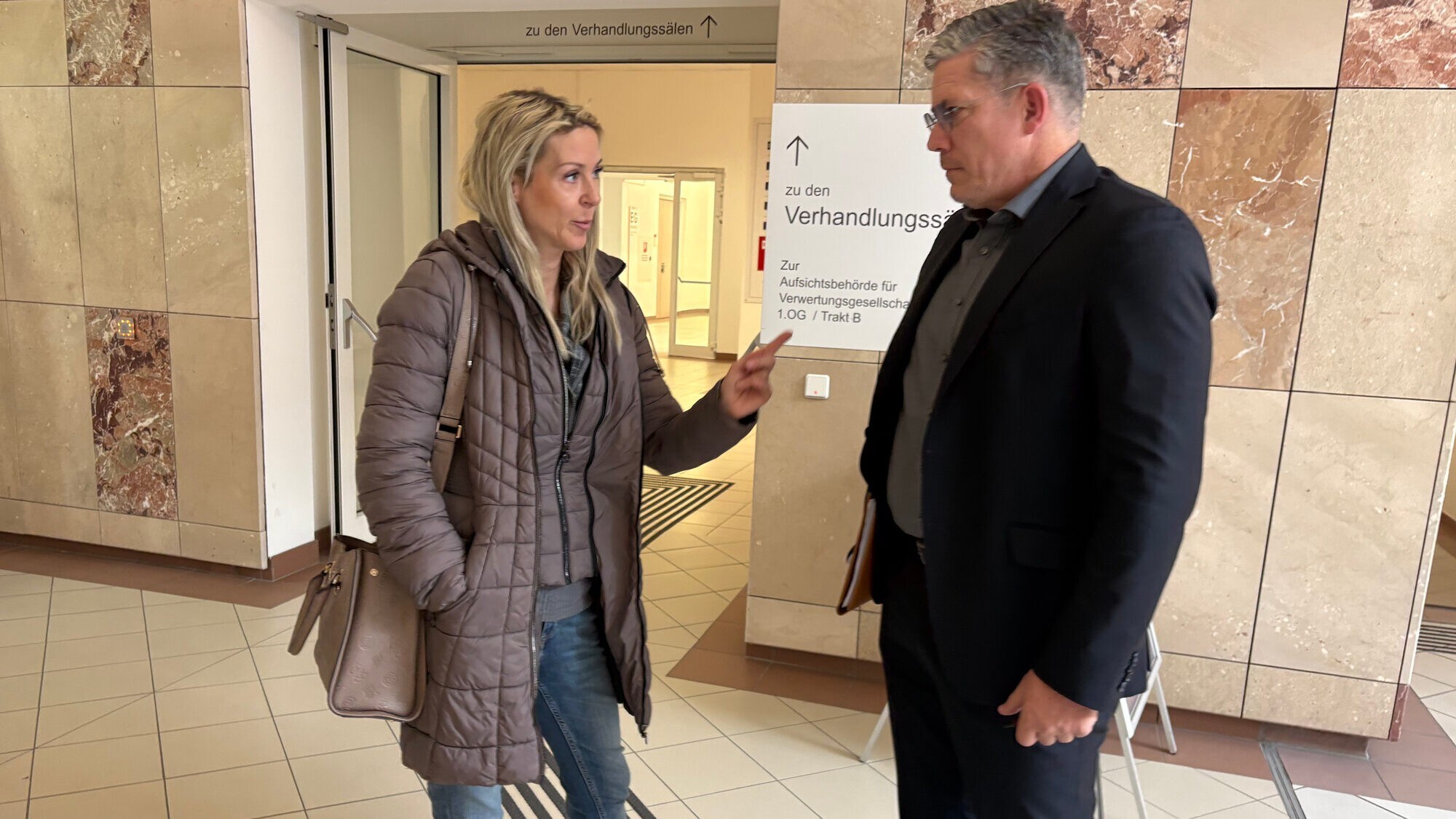 Crash with Richard's BMW - Lugner City sues Lugner widow: duel in court ...