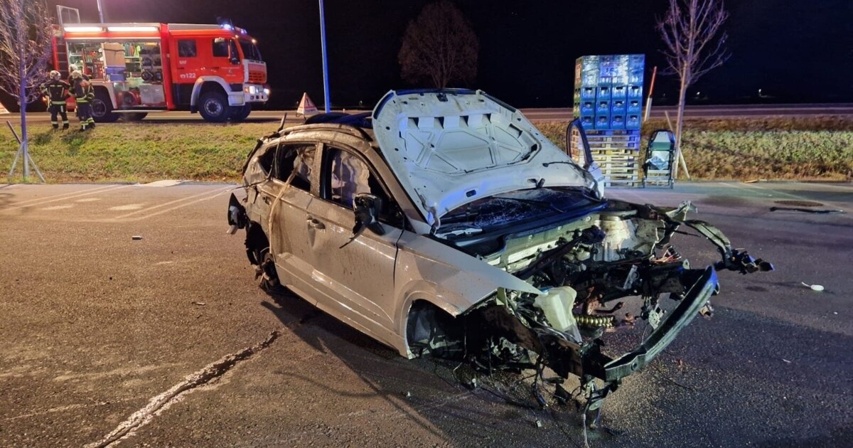 Motor herausgerissen - Auto nach Crash und „Abflug“ regelrecht zerlegt ...