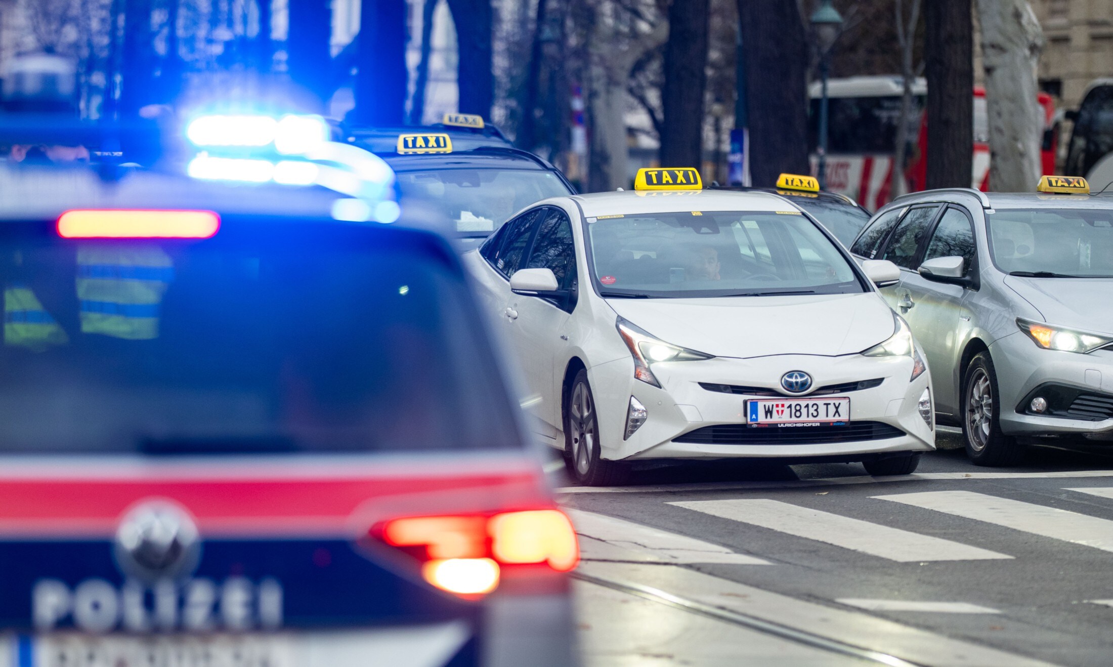 Staus und Sperren - Verkehrschaos: Taxi-Demo legte Wiener City lahm ...