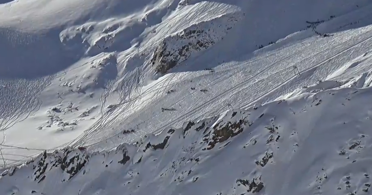 Eight people rescued - Video shows dramatic avalanche on the glacier ...