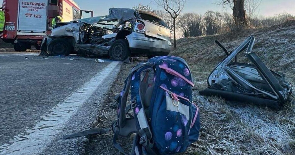 Pkw gegen Lkw geprallt - Tödlicher Unfall: Vater stirbt, Tochter verletzt | krone.at