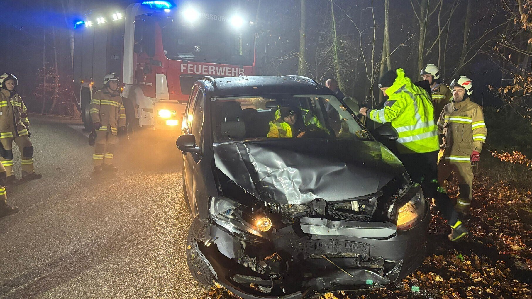 Satter Blechschaden - Feuerwehr musste Auto aus Waldgraben bergen ...