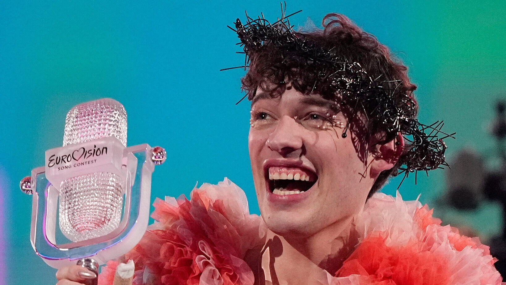 Problem mit Idealen - ESC-Gewinner Nemo gibt wegen Israel Trophäe ...