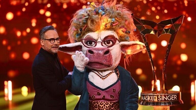 Als missmutige Kuh - Komikerin Kaptan gewann Show „The Masked Singer ...