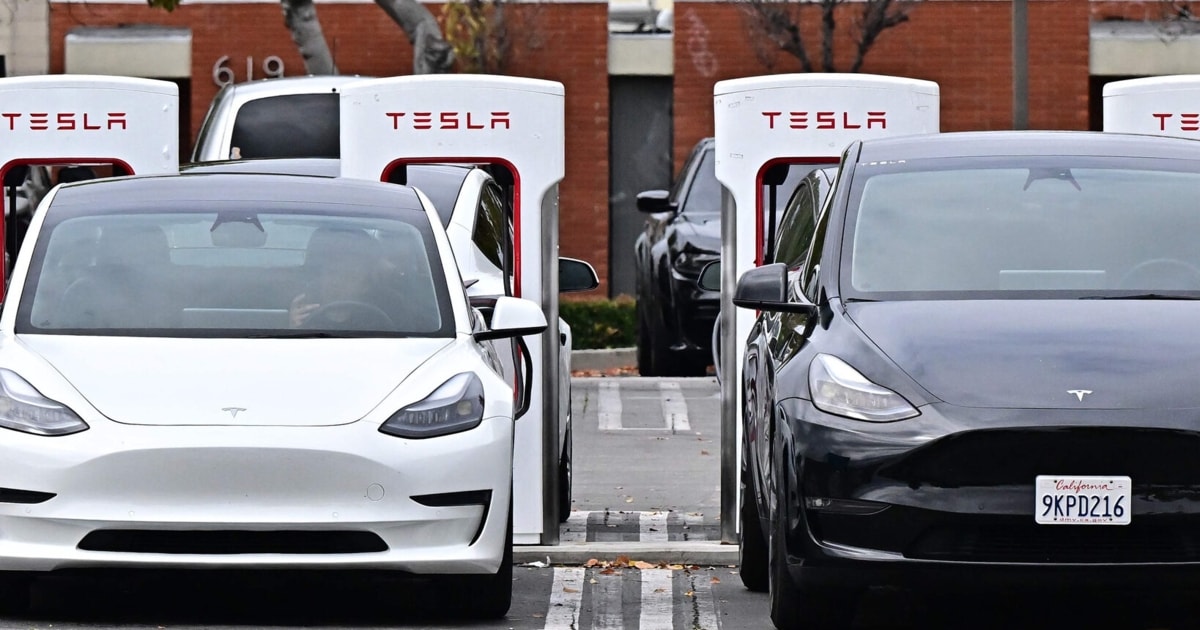 Tesla „zugeparkt“ - Beim Flohmarkt eskalierte Streit bei E-Tankstelle ...