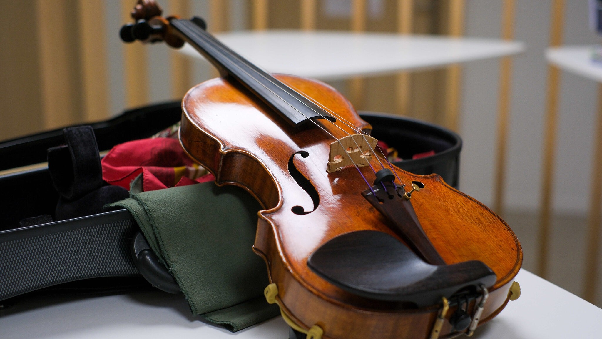 „Es ist ein Privileg“ - Musikerin spielt auf Geige, die 275 Jahre alt ...