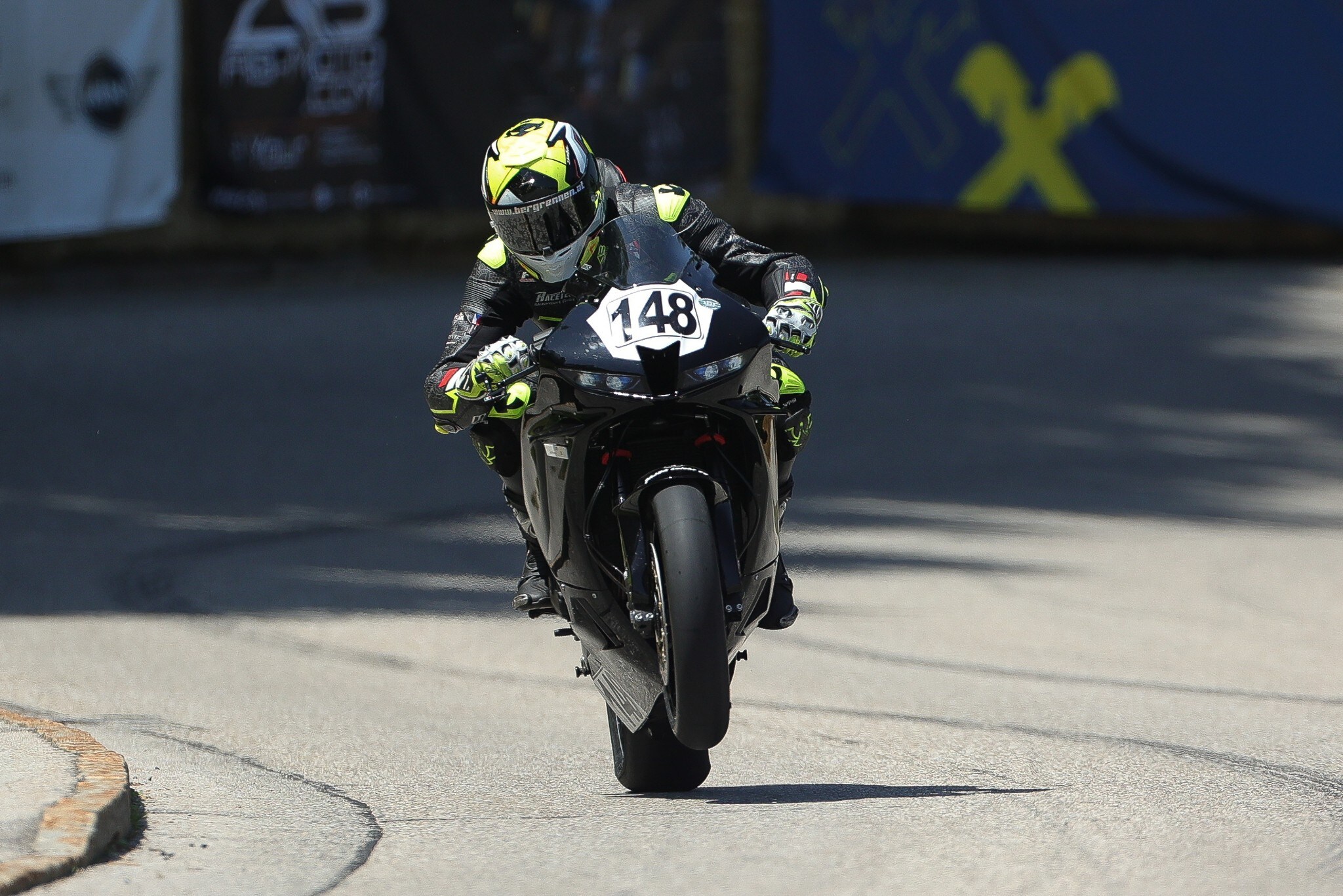 Motorrad-Ass jubelt - Ticket für „Todesinsel“: „Traum geht in Erfüllung ...