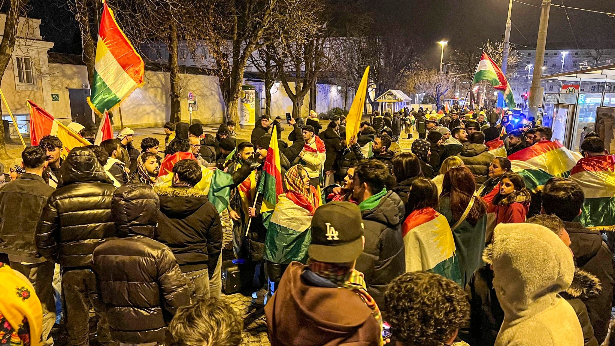 Nicht angemeldete Demo - Hunderte Kurden ziehen durch die Stadt ...