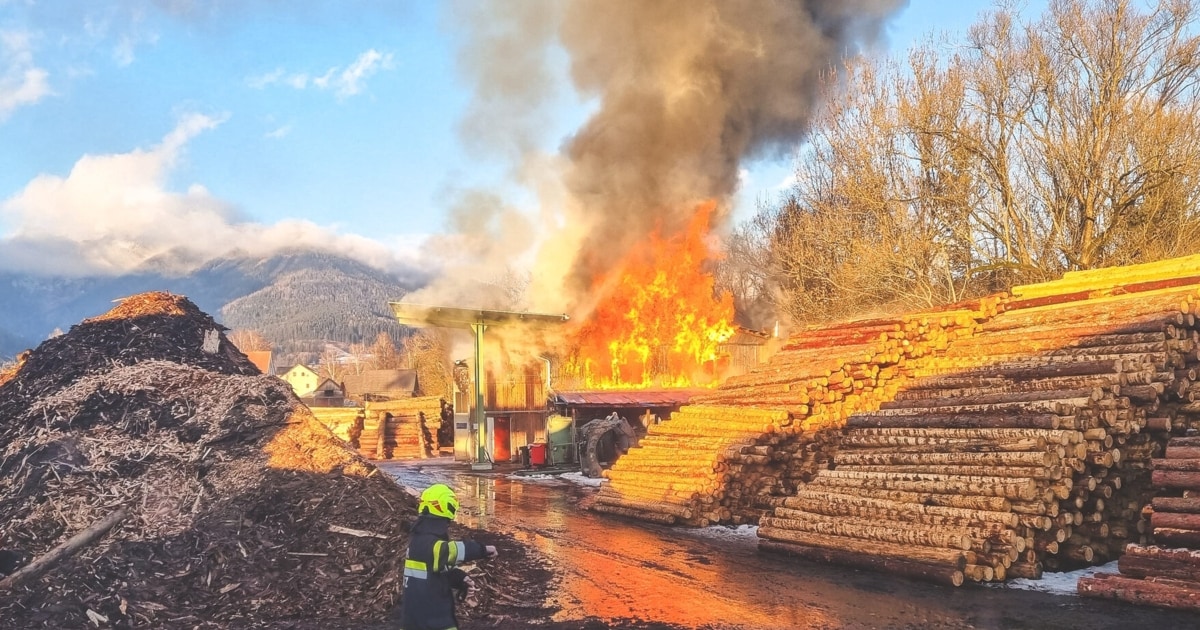 Mitarbeiter roch Brand - Werkstatt in Flammen: Feuerwehr im Großeinsatz ...