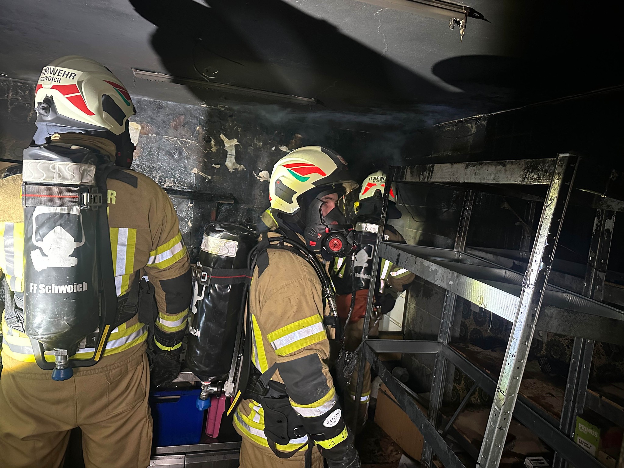 Bewohner in Sicherheit - Rauch drang aus Keller: Alarm in ...