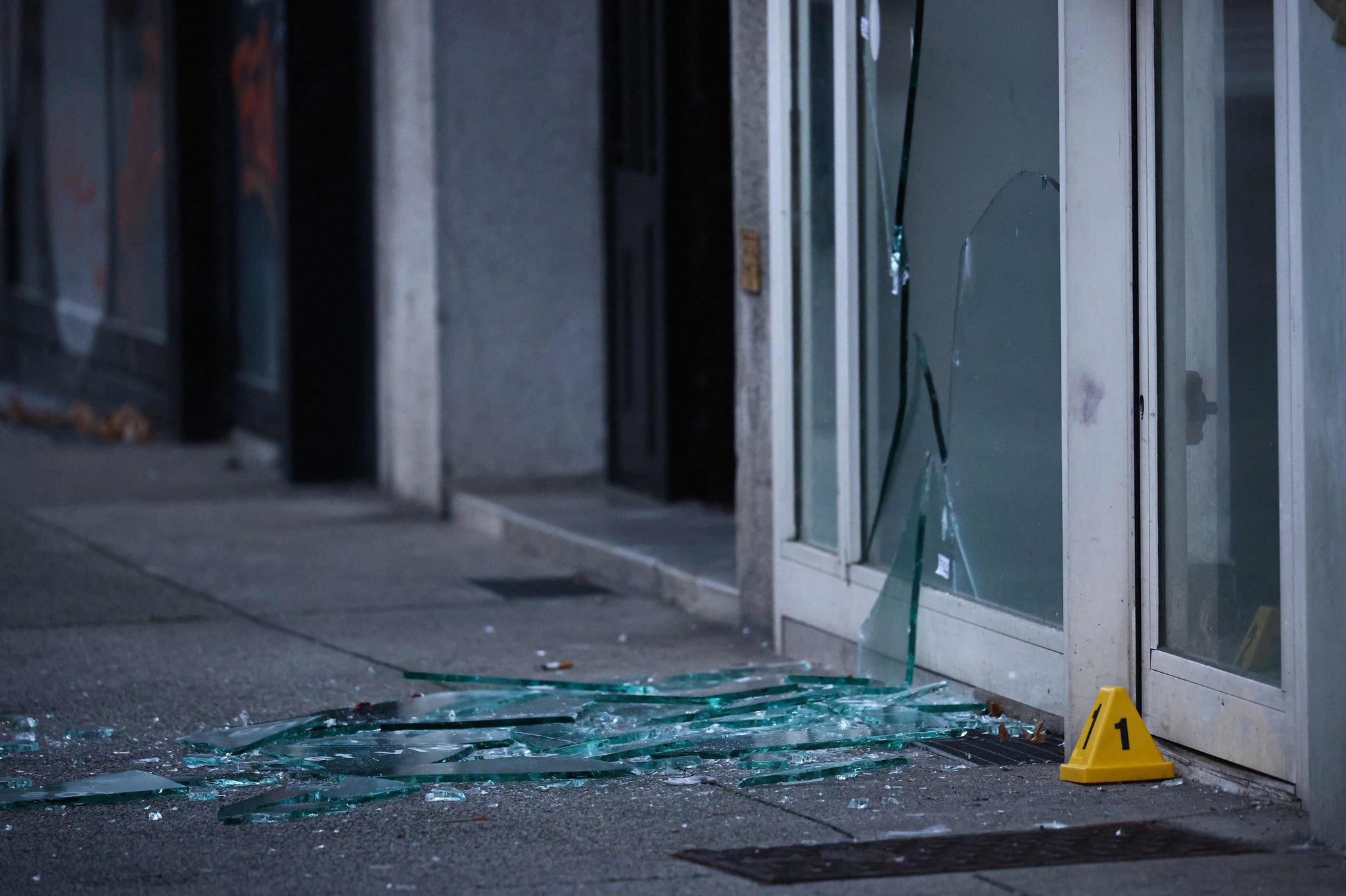 Kind (5) verletzt - Männer warfen Granate in Schönheitssalon | krone.at