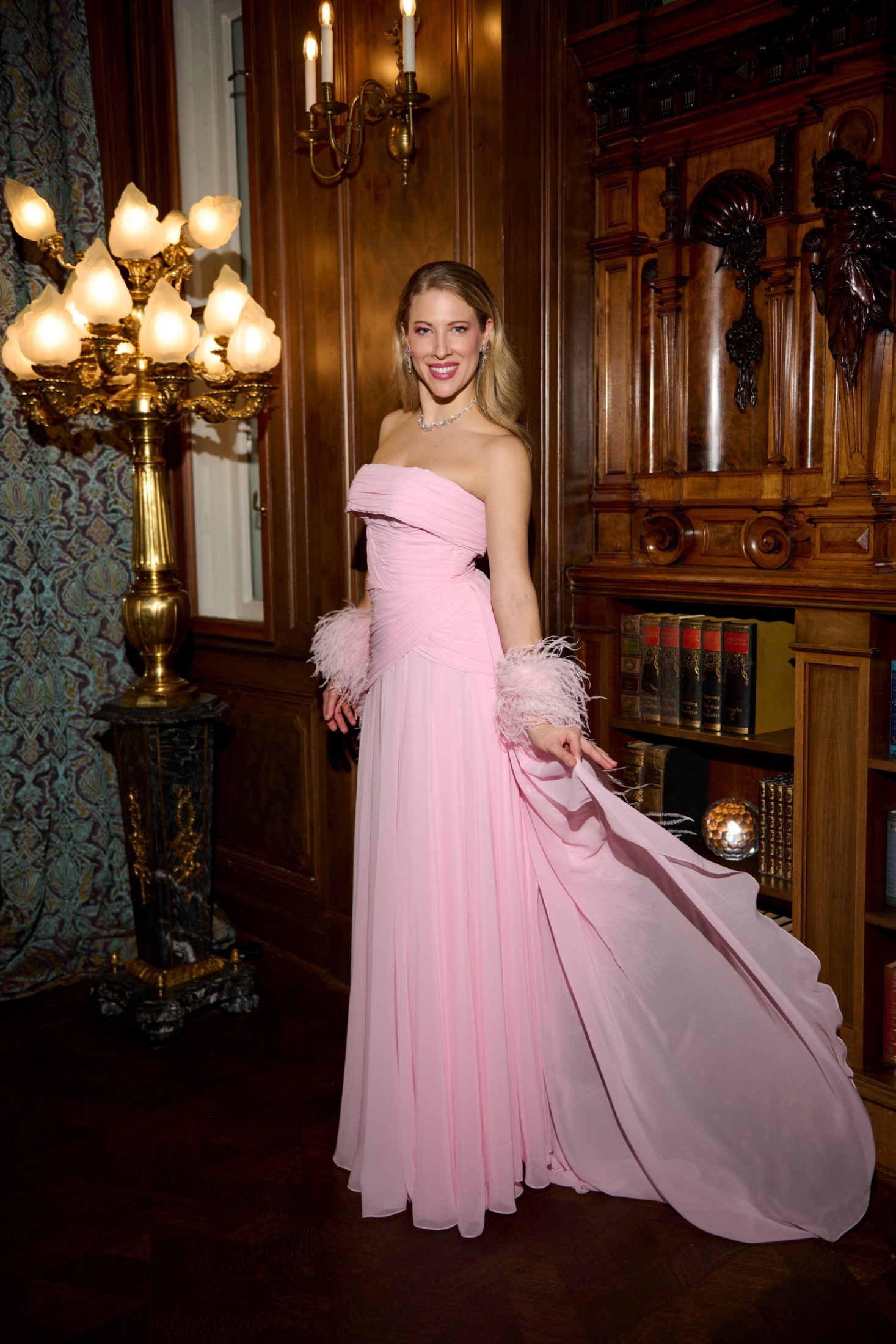 68. Opernball - Maria Angelini-Santner: Zartrosa Hollywood-Glam | krone.at