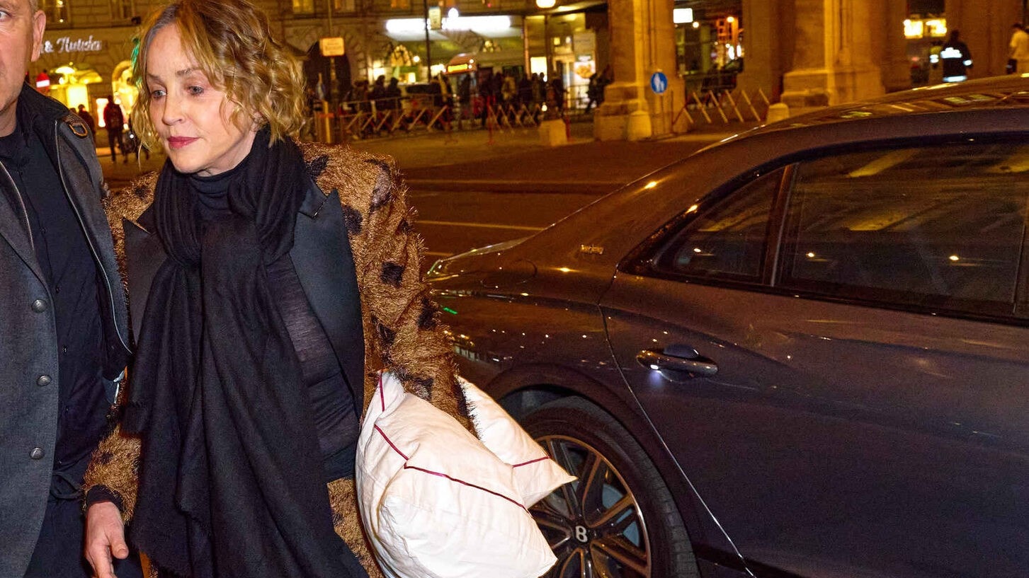 Wer kann, der kann - Sharon Stone ganz transparent – mit Sacher-Polster ...