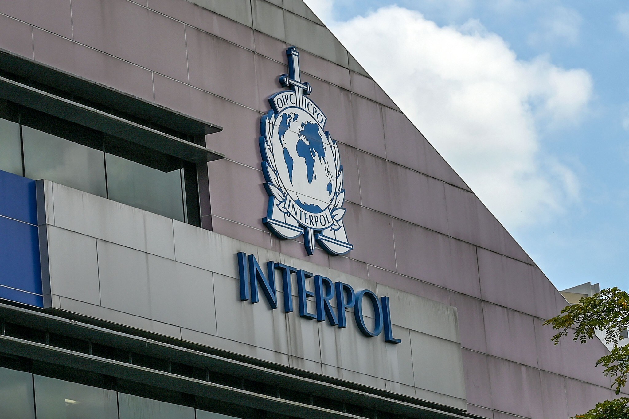 Neues Hauptquartier - Interpol rüstet im Kampf gegen Cybercrime auf ...