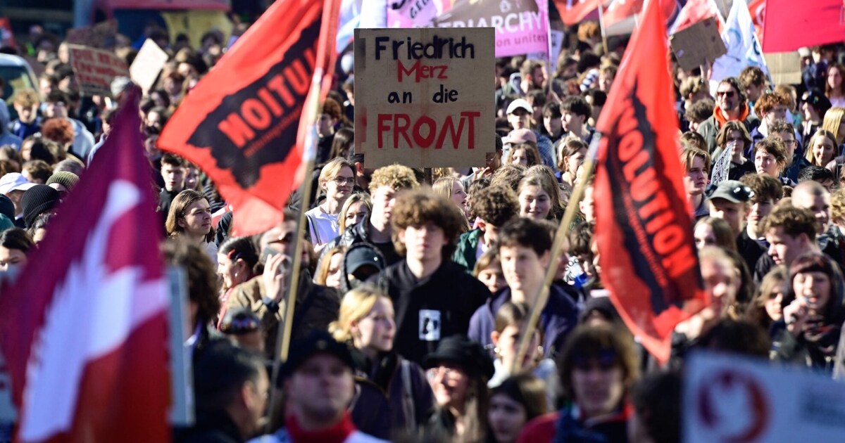 „Schulstreik“ - Junge Deutsche protestieren gegen neuen Wehrdienst ...