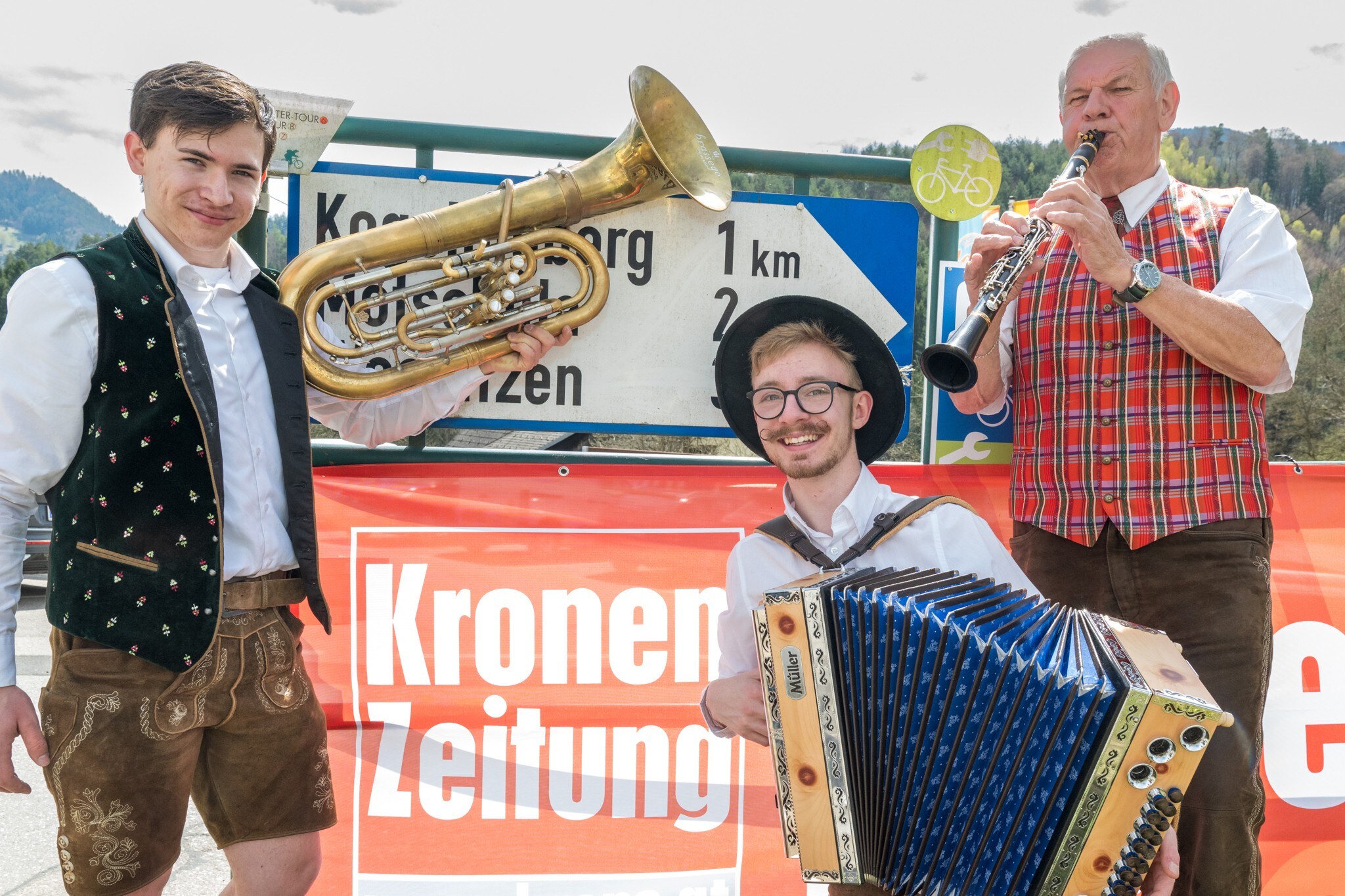 Beim Hartlwirt - Flotte Harmonikaklänge und noch fliegende Finger ...