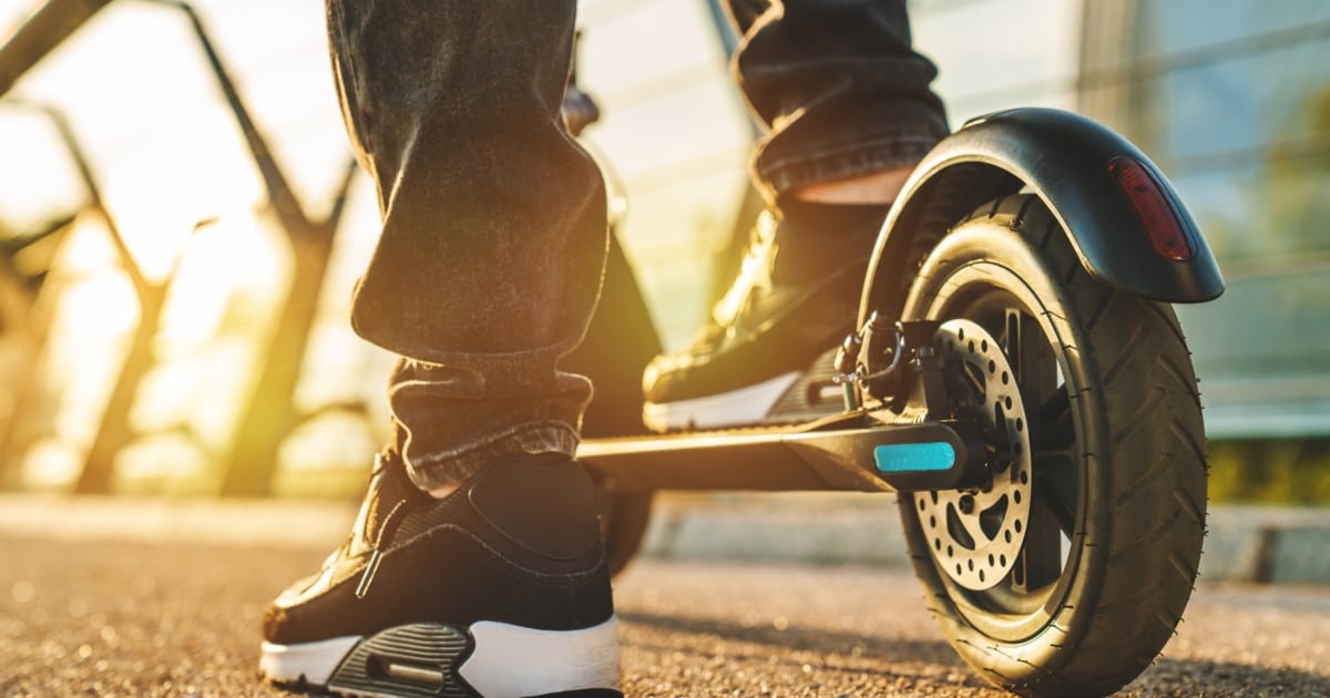 Teilweise vermummt - Dutzende E-Scooter-Lenker rasten über Donauinsel ...