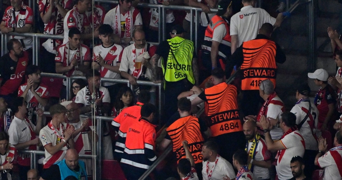 Schreckmoment - Fan auf Tribüne gestürzt, Finale unterbrochen | krone.at