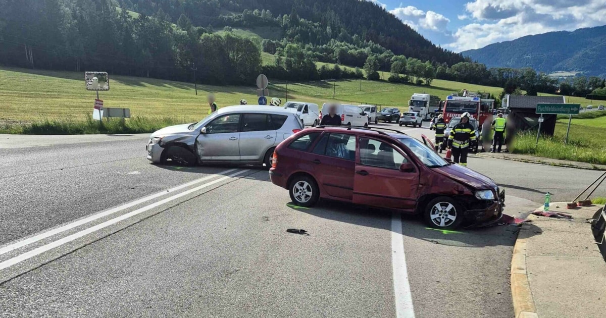16 Kräfte im Einsatz - Autos kollidierten auf Kreuzung: Ein Verletzter ...