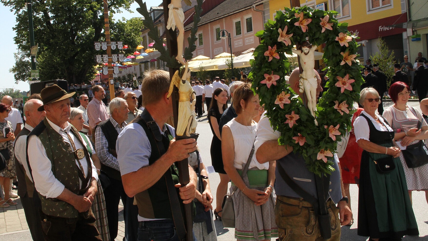 Zu Fronleichnam - Altes Brauchtum: Weststeirer weben Blumenteppiche ...